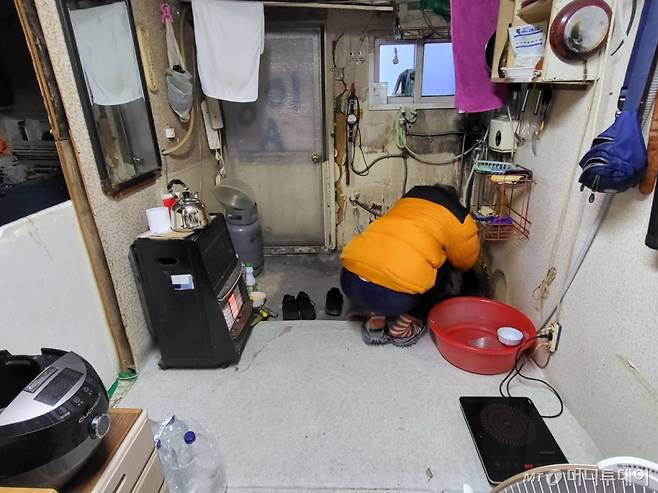 르포 전기료에 덜덜깔깔이 입고 뽁뽁이 붙여도 더 추운 판자촌