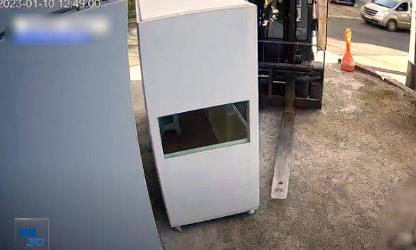 임대료 100만원 더 안 내놔 컨테이너로 입구 막아버린 강남 건물주