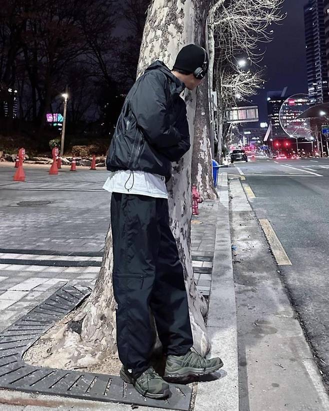 ‘등산 패션 아니야 요즘 핫한 고프코어 룩 입은 연예인 5