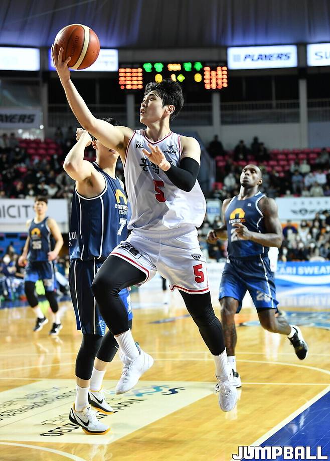 ‘스펠맨 34점+변준형 위닝샷’ KGC, 제퍼슨 37점 앞세운 KCC에 진땀승