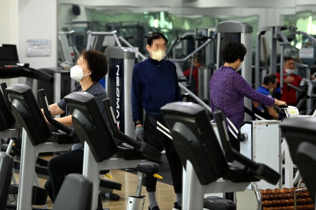 고객·민원인 눈치 보여서 계속 쓰는 ‘마스크 못벗족