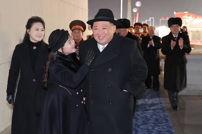김정은 딸 주애 열병식 주석단에후계 논란 점화