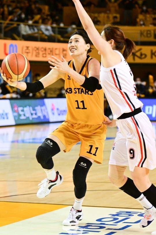 강이슬 32점 22리바운드에 버저비터…KB, 2차 연장서 BNK 제압