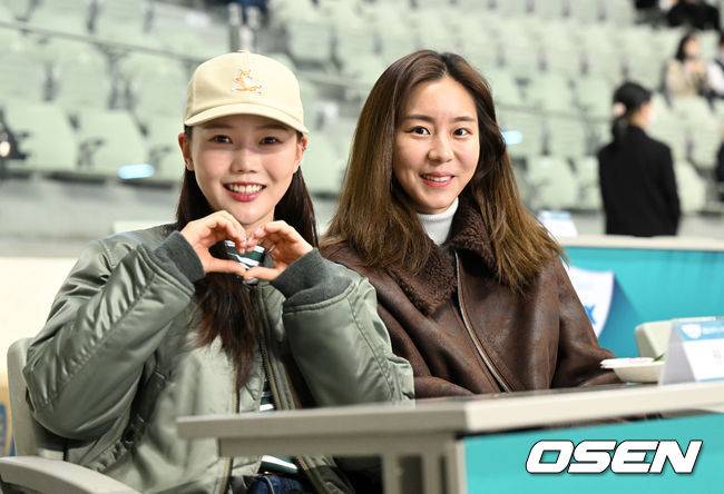 오마이걸 효정-유이, '배구장 직관 왔어요' [사진]