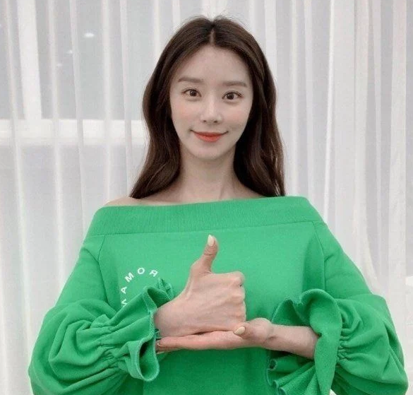 얼굴이 주먹만해 별명이 주먹왕인 증명사진 미녀 삶은영화