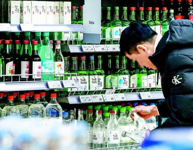 소주 맥주 값 또 오를듯 식당서 ‘소주 1병 6000원 코앞