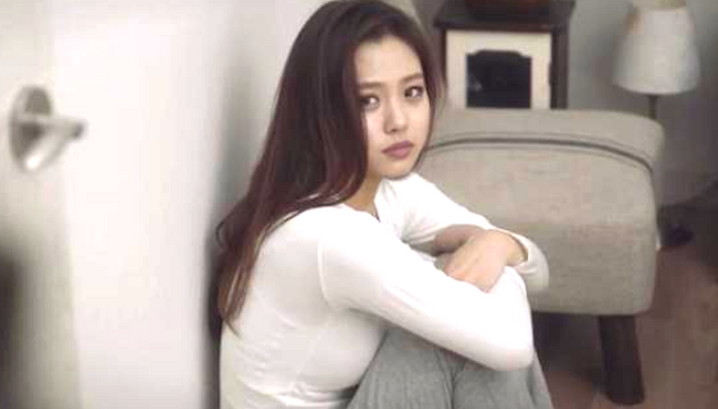 직접 데뷔작의 주연 감독 각본까지 혼자 맡았던 신인 여배우 뉴스에이드