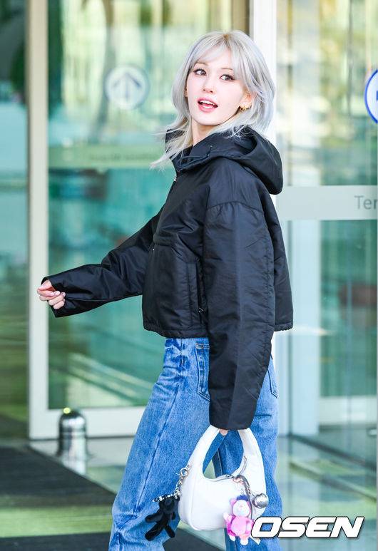 전소미매력적인 백발 미녀 사진