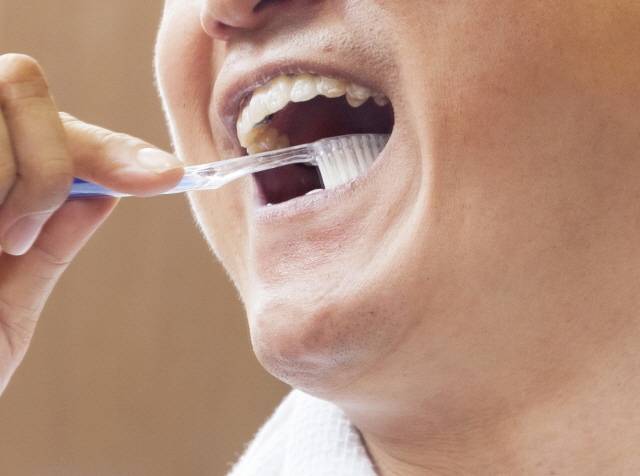 공중화장실에 뿌연 침방울 양치보다 더 중요한 것