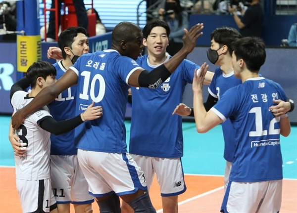 에이스 허수봉 펄펄 날았다 현대캐피탈 1위 복귀