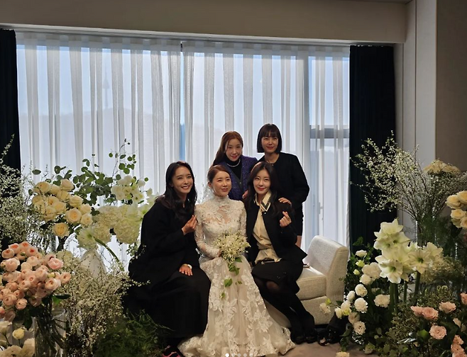 열애설없이 연상과 2월 깜짝결혼한 여가수결혼식 현장 공개순백 자태 어썸클