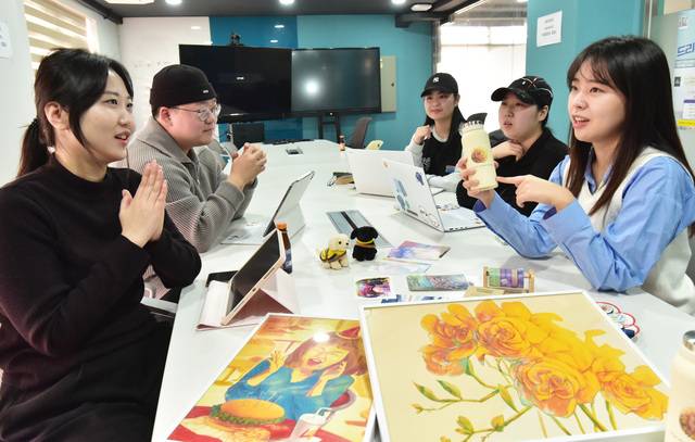 손끝으로 전하는 희망 장애인 예술가 지원하는 에이블라인드