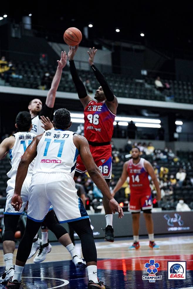 스펠맨 돕고 KGC를 지휘한 '포인트 센터' 대릴 먼로