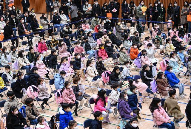 오늘만 안 썼어요” 4년 만의 노마스크 입학식