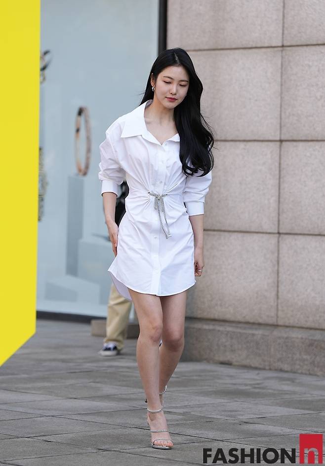 ‘어린 연진 신예은 완전 하의실종 숙녀 원피스로 끝낸 나들이룩 패션엔