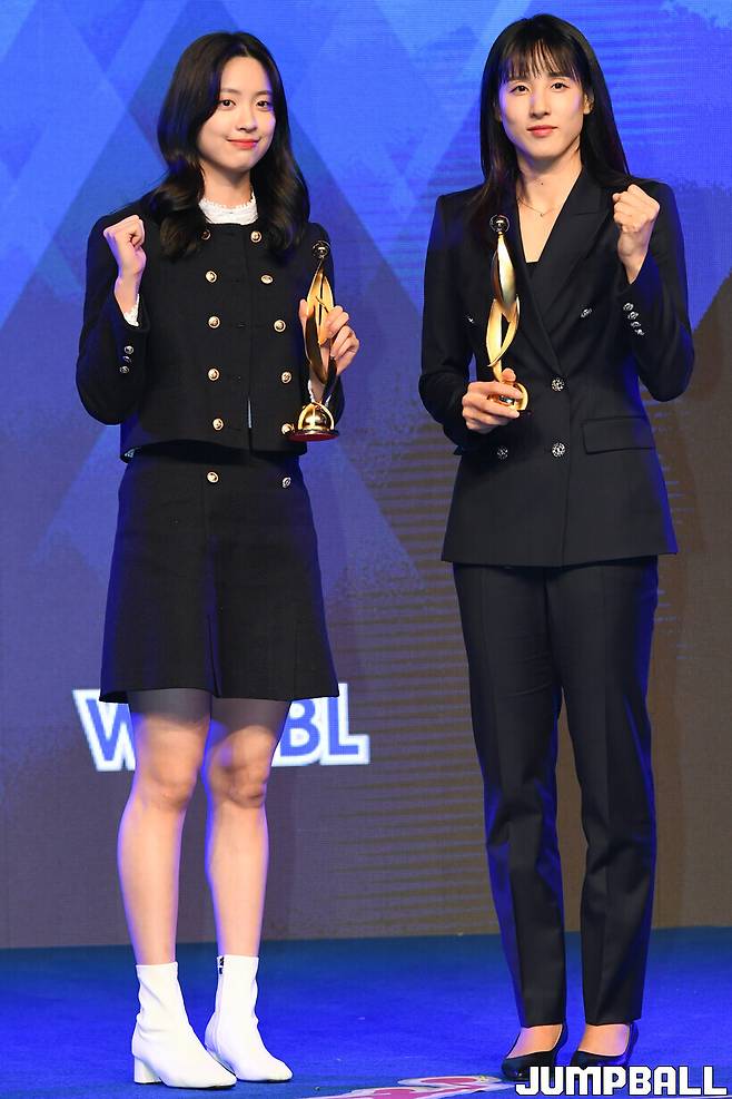 [JB포토] MVP상 수상한 우리은행 김단비와 하나원큐 박소희