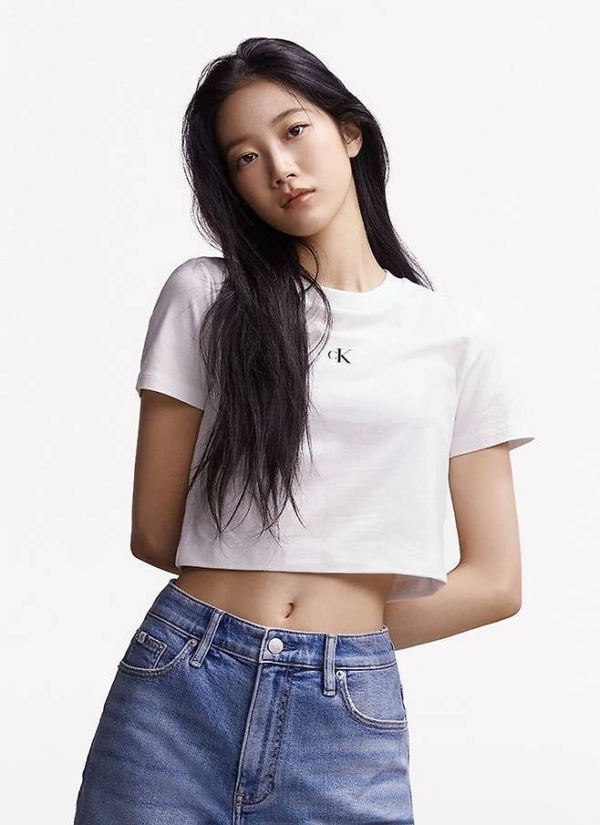 ‘수지 닮은 르세라핌 카즈하 복근 드러낸 데님 핏 ‘크롭톱도 굿 패션엔