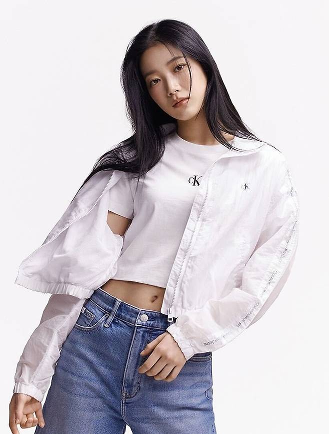 ‘수지 닮은 르세라핌 카즈하 복근 드러낸 데님 핏 ‘크롭톱도 굿 패션엔
