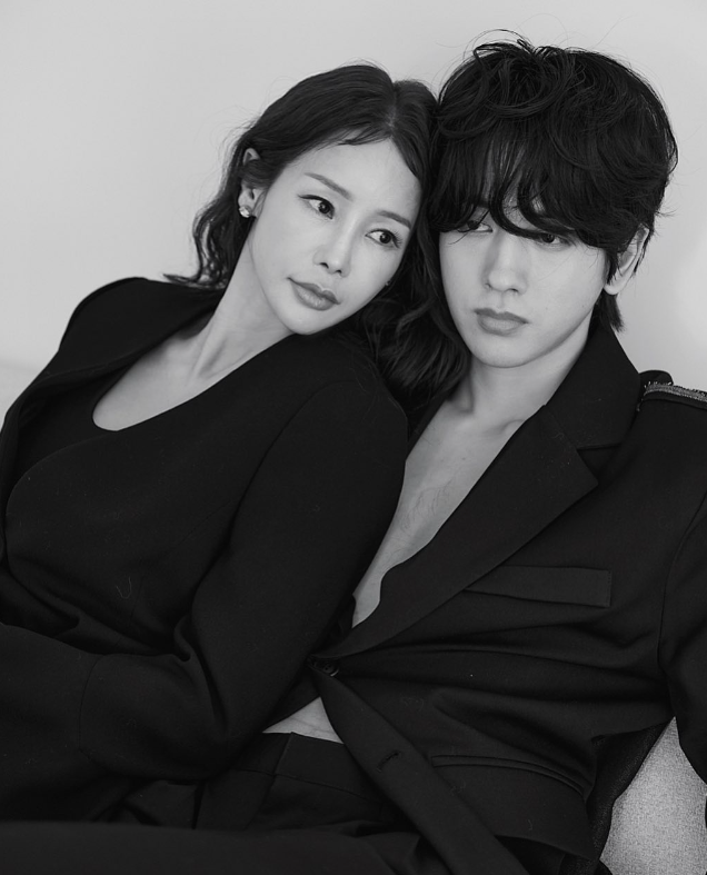 47세에 30살 훈남과 결혼17살 연상연하 연예인 부부의 커플 화보 어썸클