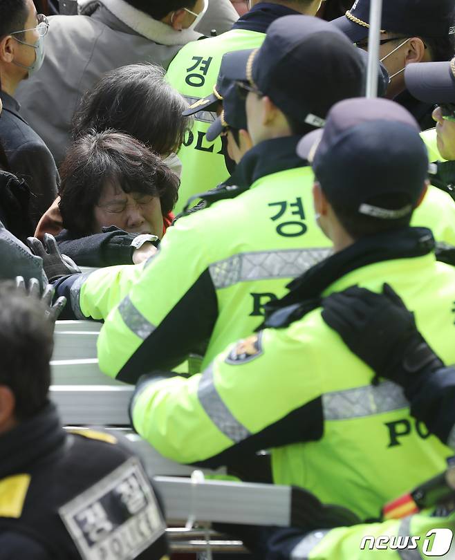 눈 질끈 감은 이태원참사 유가족