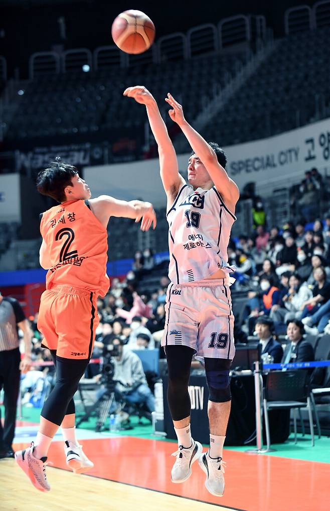 [오늘의 주역] 4쿼터의 사나이로 나선 KCC 이근휘, "올해는 10점 만점에 5점도 안 돼"