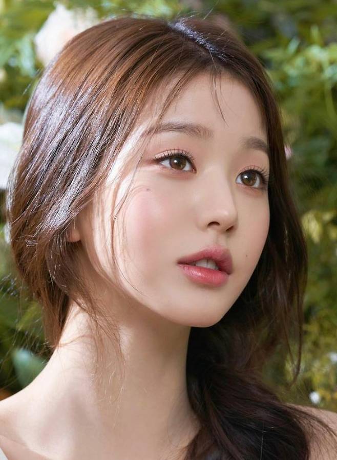 스무 살 되고 한층 더 성숙해진 미모 자랑한 장원영 근황 헤어핏
