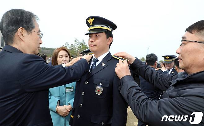 신임 경찰 계급장 달아주는 한덕수 총리