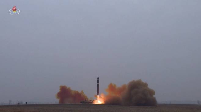 北, 화성-17형 ICBM 고각발사해 1000㎞ 비행…고체연료 가능성 낮아(종합2보)