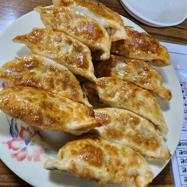 서비스는 옛말~ 군만두 예술로 구워버리는 군만두 맛집 5 식신