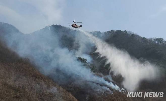 화천 군부대 사격장 산불 사흘째 헬기 12대 투입