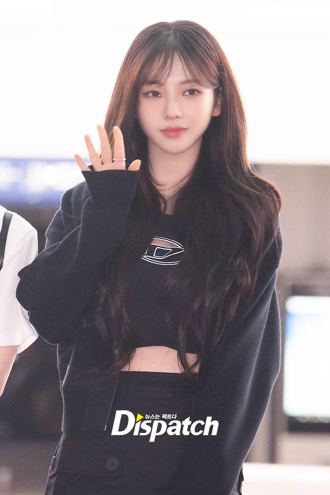 오늘 화제된 에스파 카리나 공항 패션 디스패치 스타일