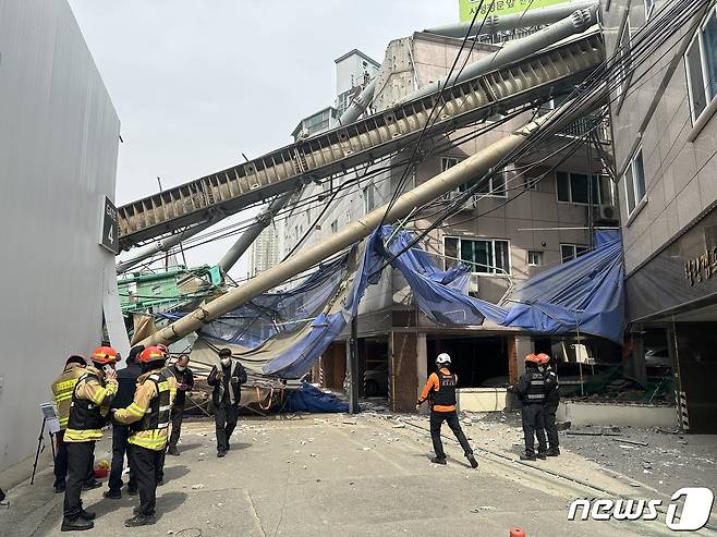 울산 공사현장서 천공기 전도 원룸 건물 덮쳐5명 병원 이송1보