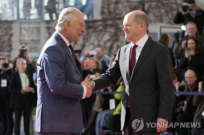 베를린서 악수하는 찰스 3세 英 국왕과 숄츠 獨 총리
