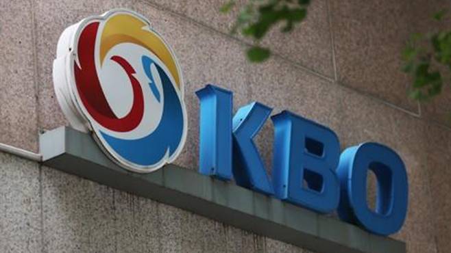 검찰, KBO 압수수색...중계권 관련 배임수재 혐의