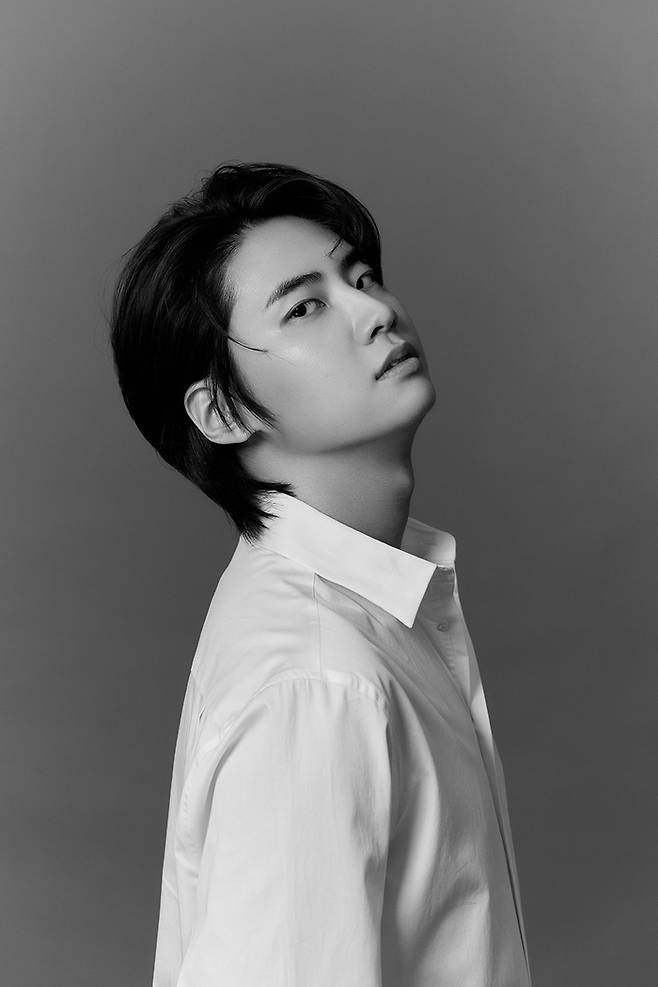 엔터테이너 이진혁 ‘성숙강렬 새 프로필 공개