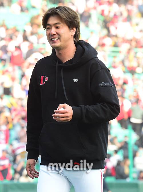 Md포토 최소경기 150승 달성 김광현 기념구는 꼭 쥐고