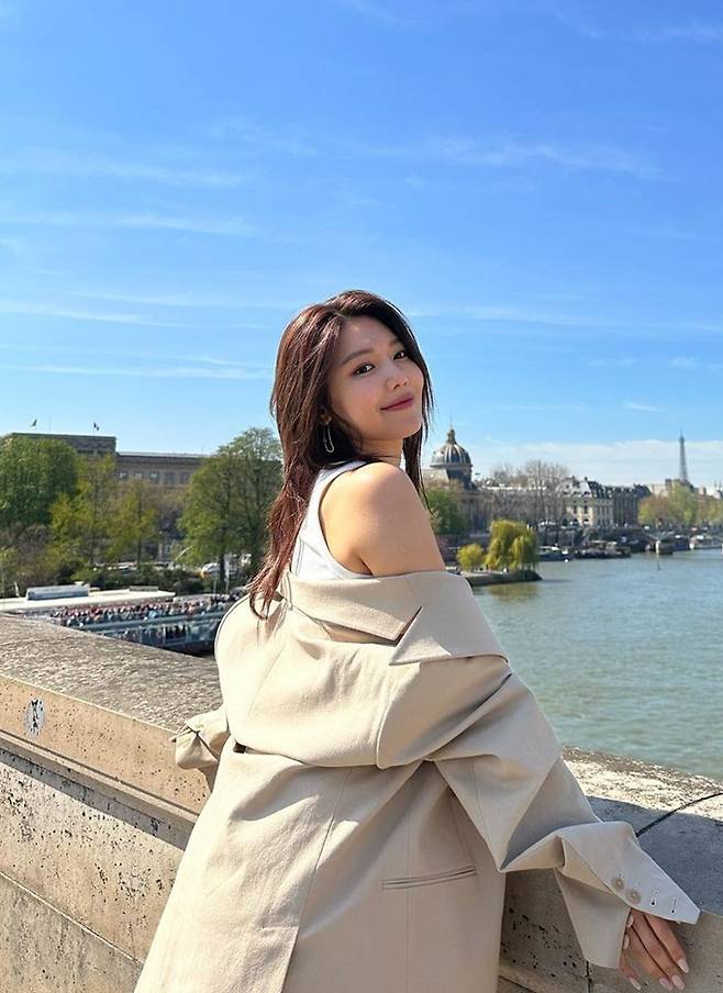 소녀시대 수영 파리의 봄 멋쟁이 ‘크롭톱 Vs 펀칭 블라우스 스트릿룩 패션엔