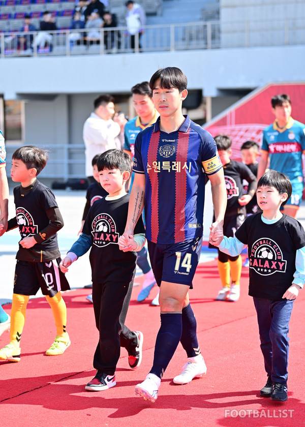포토 에스코트 키즈와 경기장 입장 윤빛가람