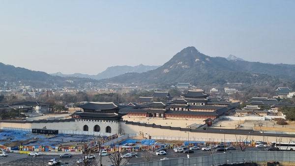 1400년 전 오묘한 미소, 생각의 우주 열린다…서울을 사유하러 떠나볼까