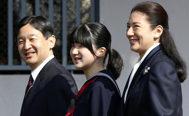 ‘꽃무늬 등교룩 日아이코 공주여론 차기 일왕으로”