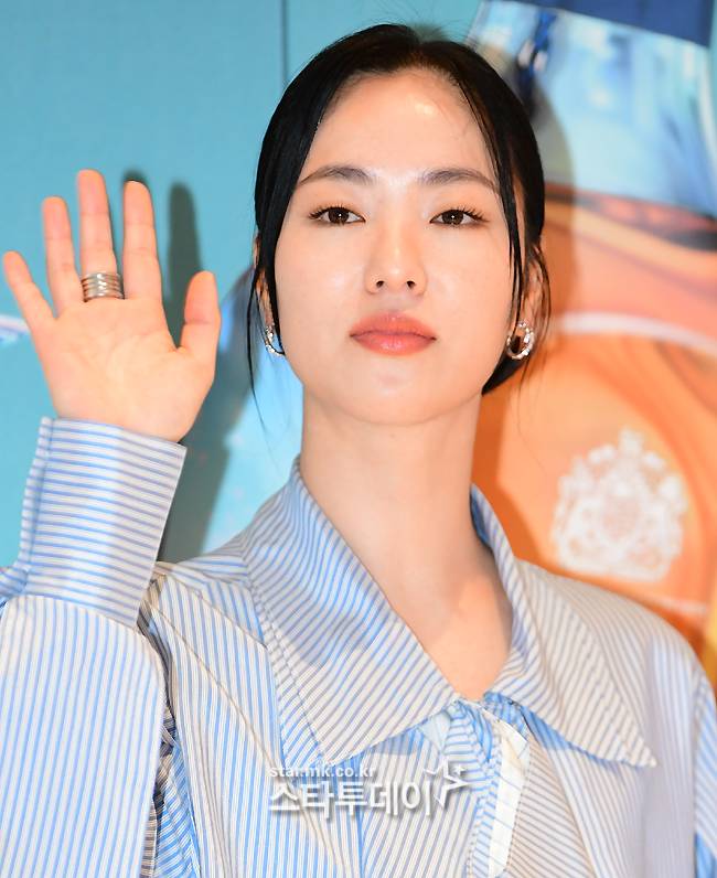 포토 전여빈 강렬한 손인사