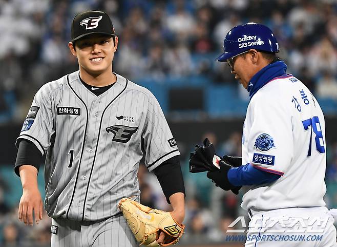 '160km 문동주+159.8km 안우진' 강속구 투수 등장에 야구 보는 재미 2배.."0.2km 조금 더 힘줘 던질게요"