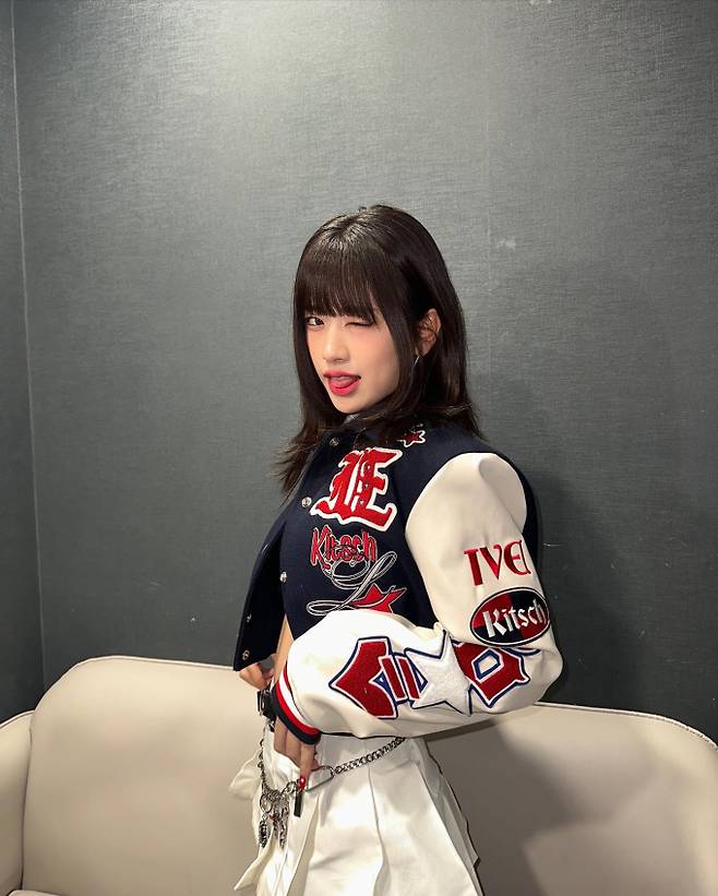 아이브 안유진 크롭 야구점퍼 입고 키치한 매력