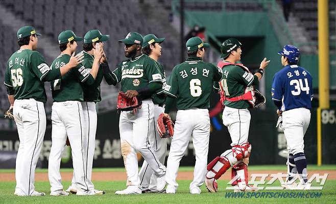 6연승 어디로? 연패에 빠진 SSG, 3실책+12볼넷 총체적난국[인천 리포트]