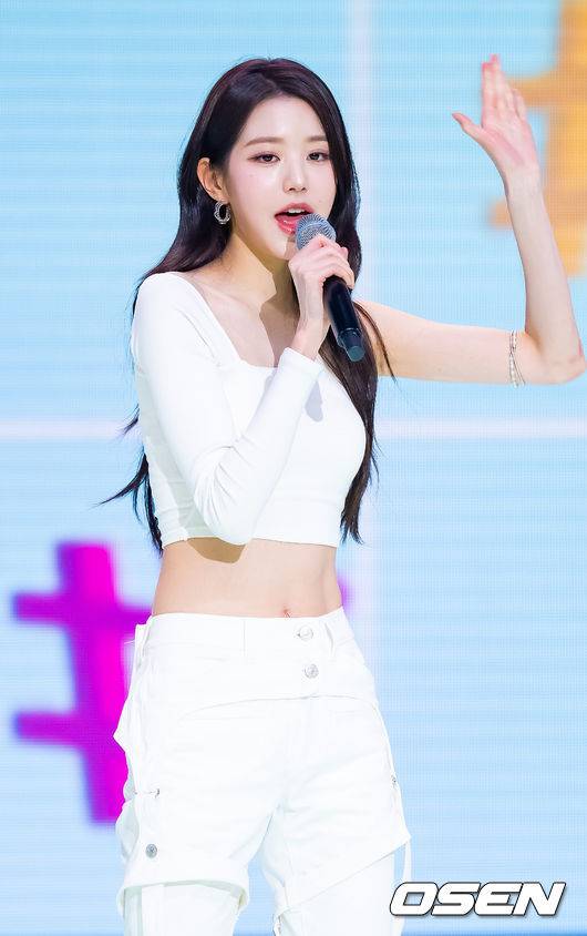 아이브 장원영복근 뽐내며 상큼 열창 사진