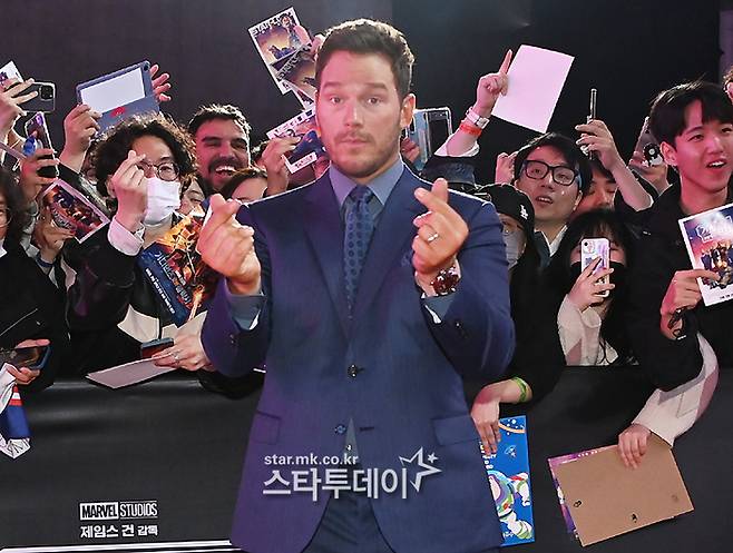 포토 크리스 프랫 K하트 보내며