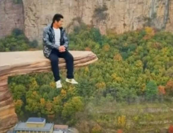 더쿠 인증샷 찍지 말랬잖아”‘인증사진 명소 부숴버린 中