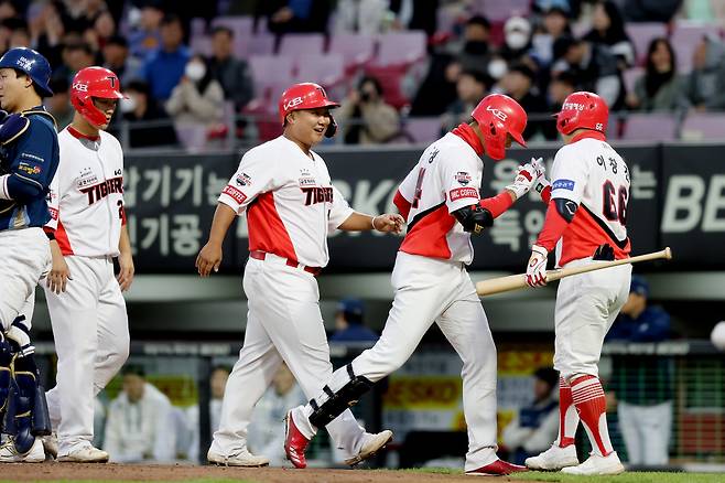 '메디나 8이닝 무실점+김규성 스리런' KIA, NC 6대0 제압 전날 패배 설욕[광주 리뷰]