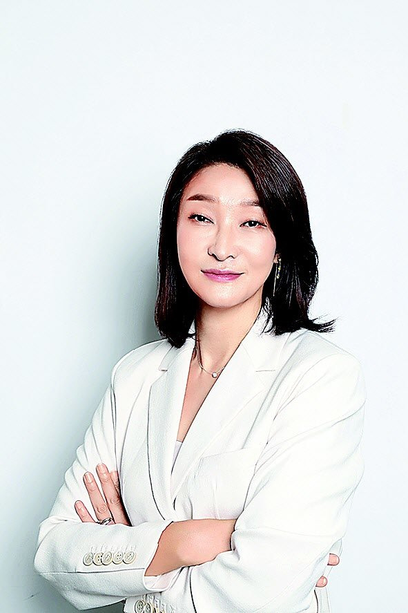 크롭티 카고팬츠 레이싱재킷 옷장에서 깨어난 90년대 감성 스타일리스트 임승희의 패션키워드
