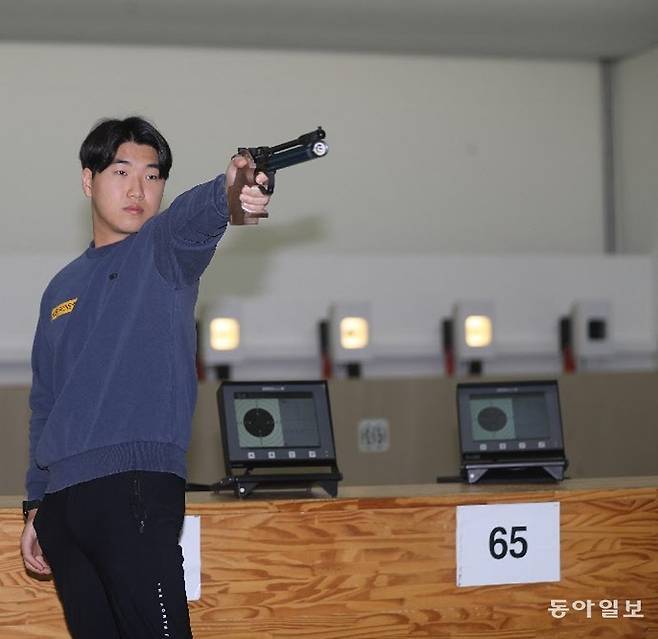 갑자기 손 떨려 왼손 총잡이로 꿰뚫겠다 운명도 亞경기 金도